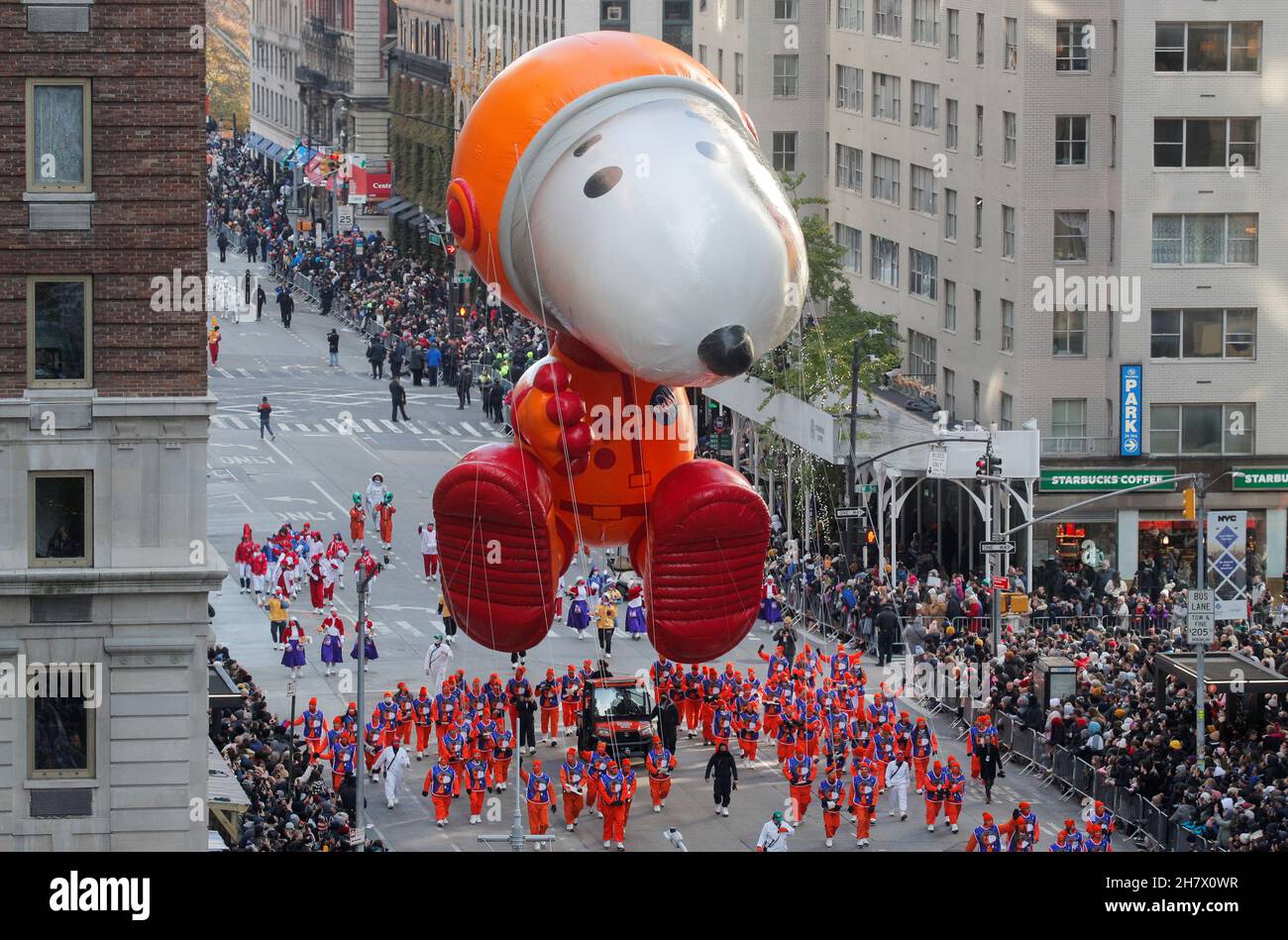 Snoopy macy’s parade hi-res stock photography and images - Alamy