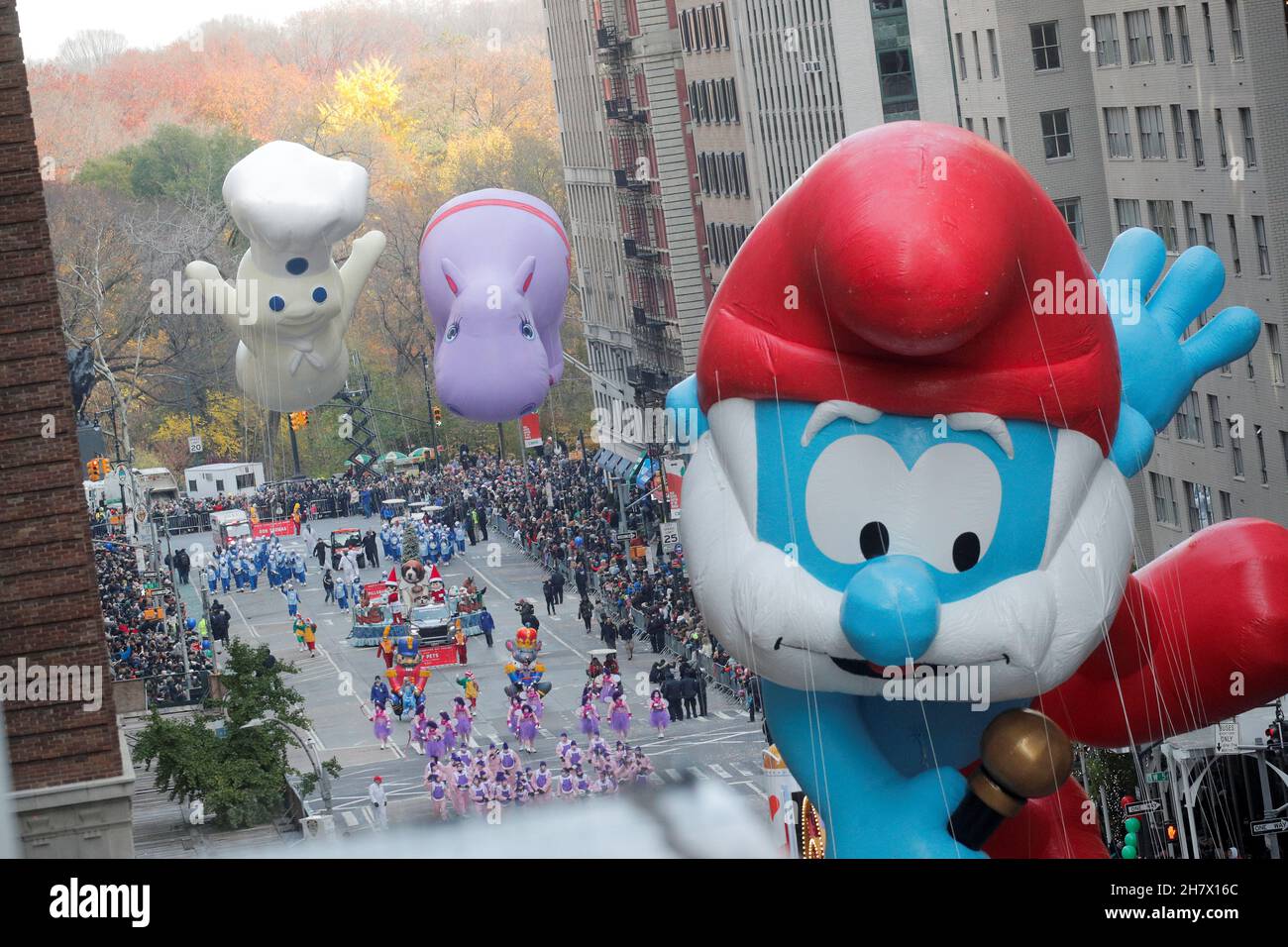 Macys the papa smurf balloon hi-res stock photography and images - Alamy