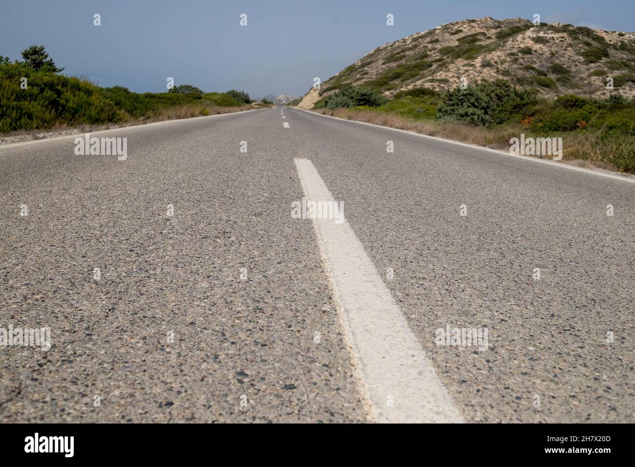 Close up of dividing line on asphalt road at sunset Stock Photo - Alamy