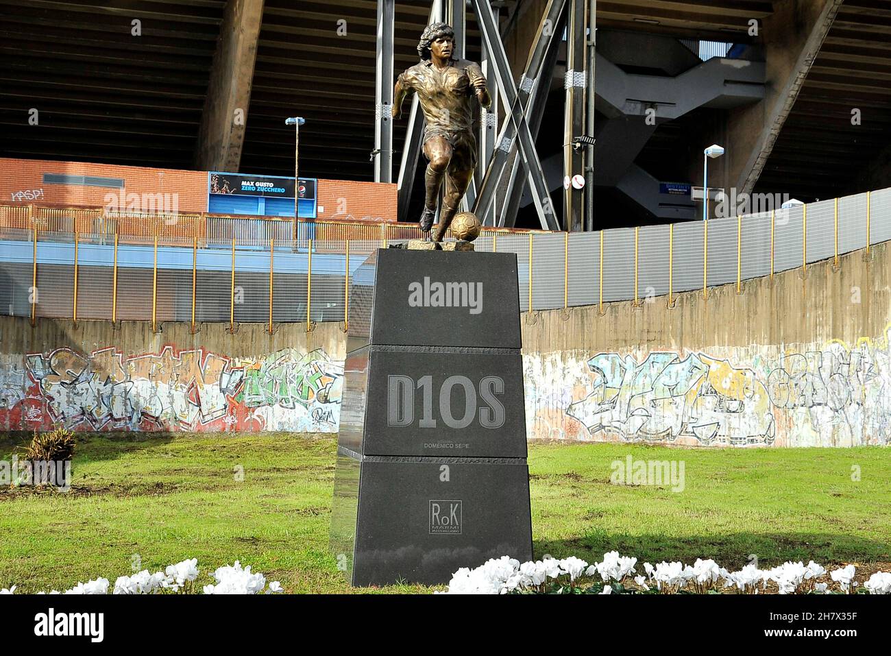 Napoli, Italy. 25th Nov, 2021. Giant statue of Diego Armando Maradona ...