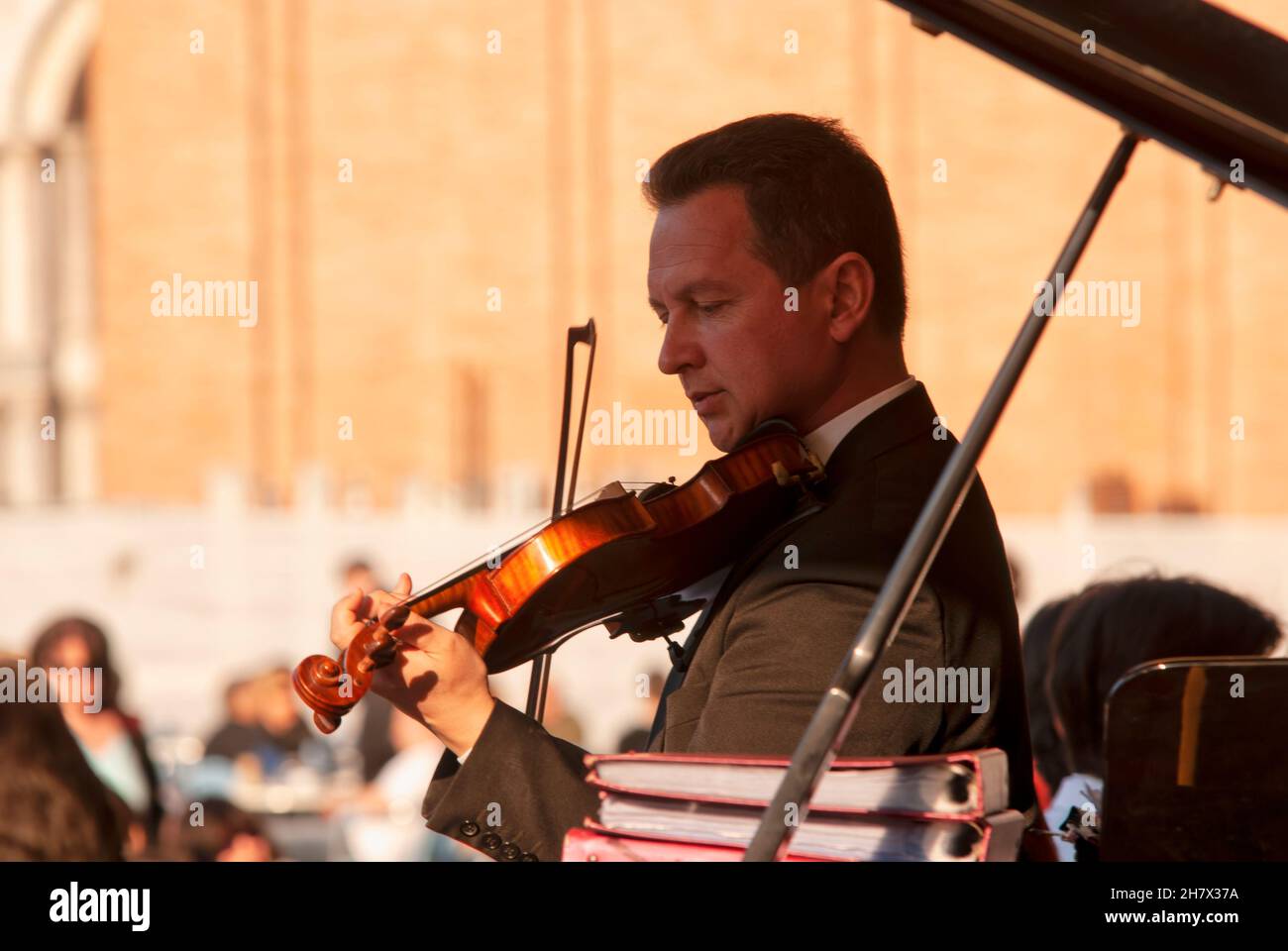A street musician performing hi-res stock photography and images - Alamy