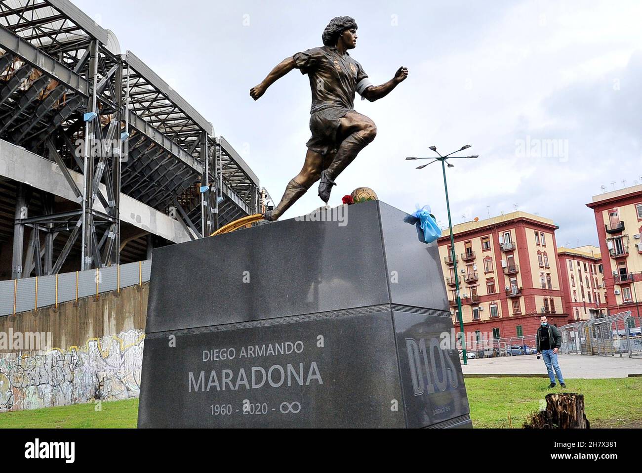 Napoli, Italy. 25th Nov, 2021. Giant statue of Diego Armando Maradona ...