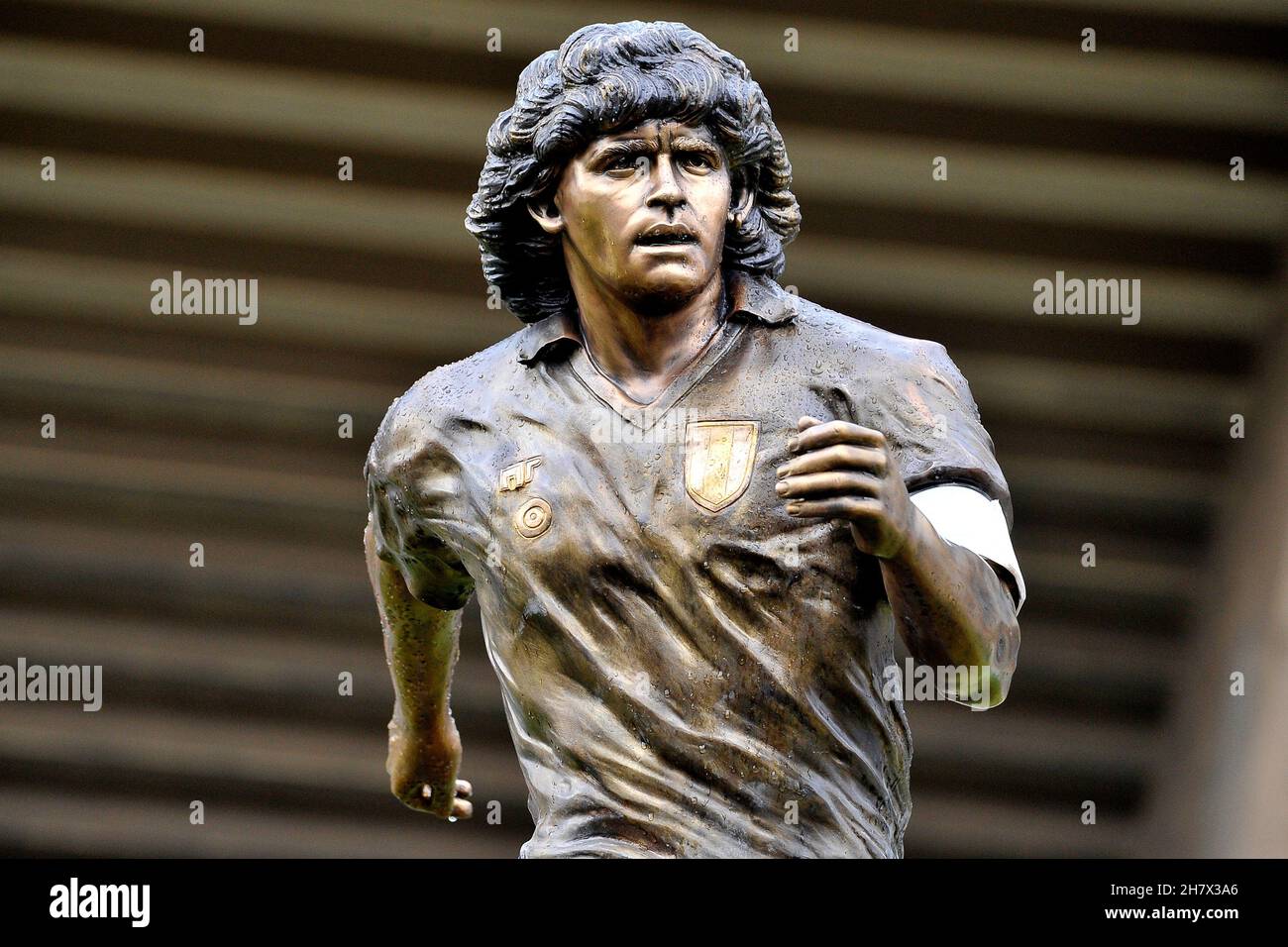 Napoli, Italy. 25th Nov, 2021. Giant statue of Diego Armando Maradona ...