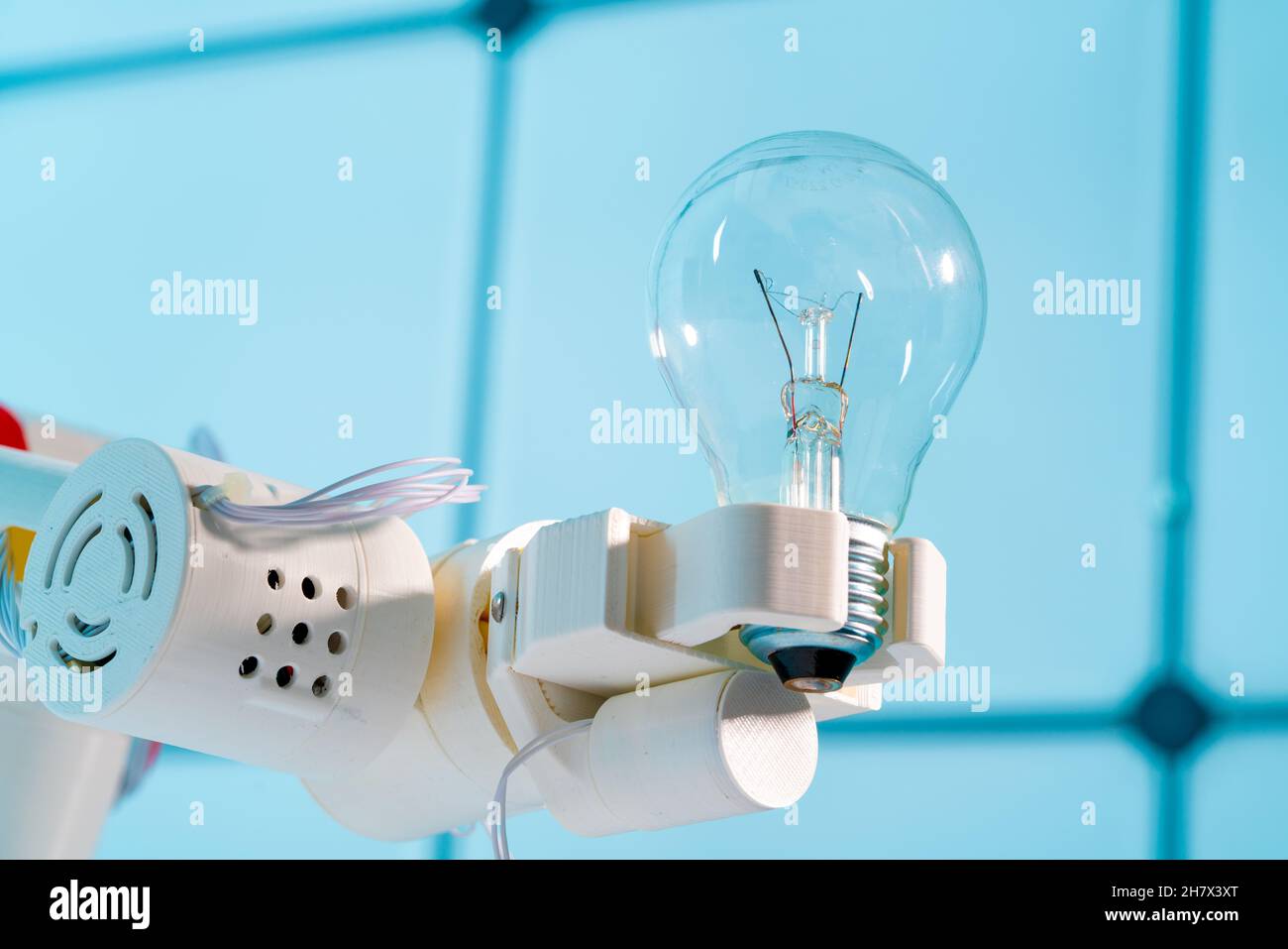 Lighting retro electric bulb lamp in a robot hand Stock Photo - Alamy