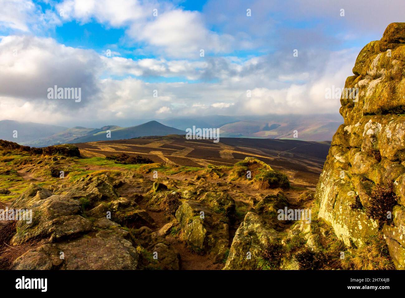 View looking towards the summit of Lose Hill from Win Hill in the Peak ...