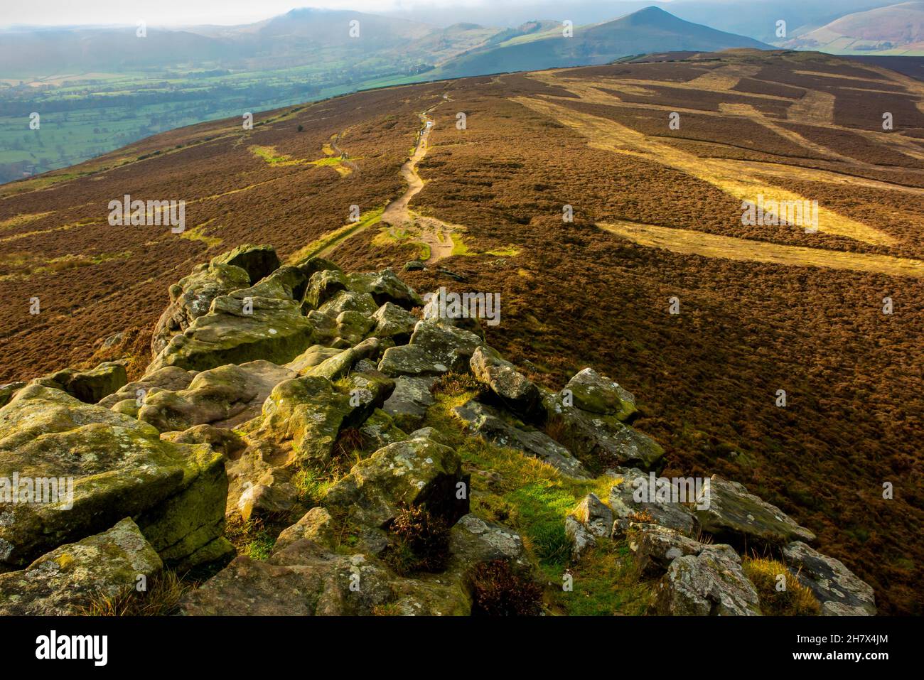 View looking towards the summit of Lose Hill from Win Hill in the Peak ...