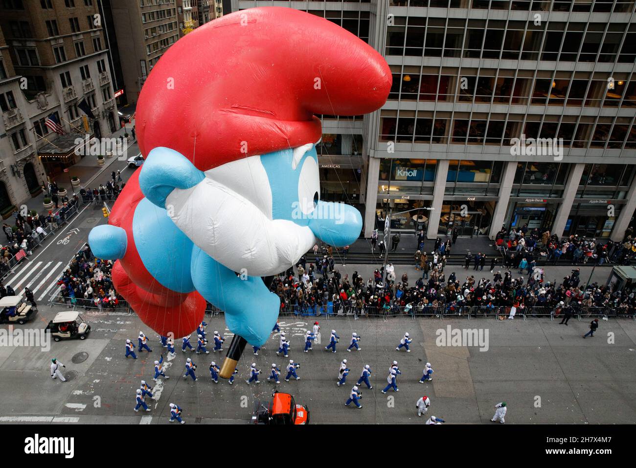Macys the papa smurf balloon hi-res stock photography and images - Alamy