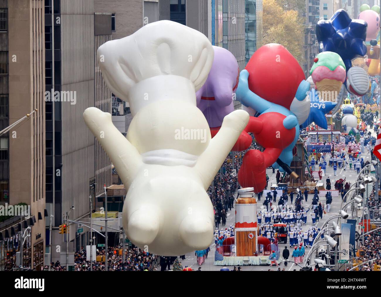 New York, USA. 25th Nov, 2021. The Pillsbury Doughboy balloon moves ...
