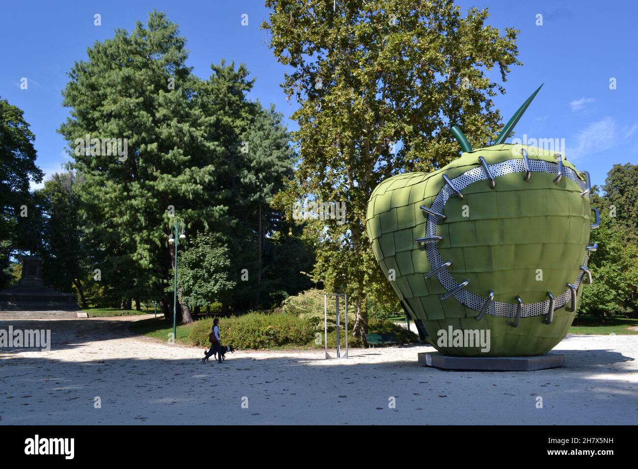 Apple sculpture hi-res stock photography and images - Alamy