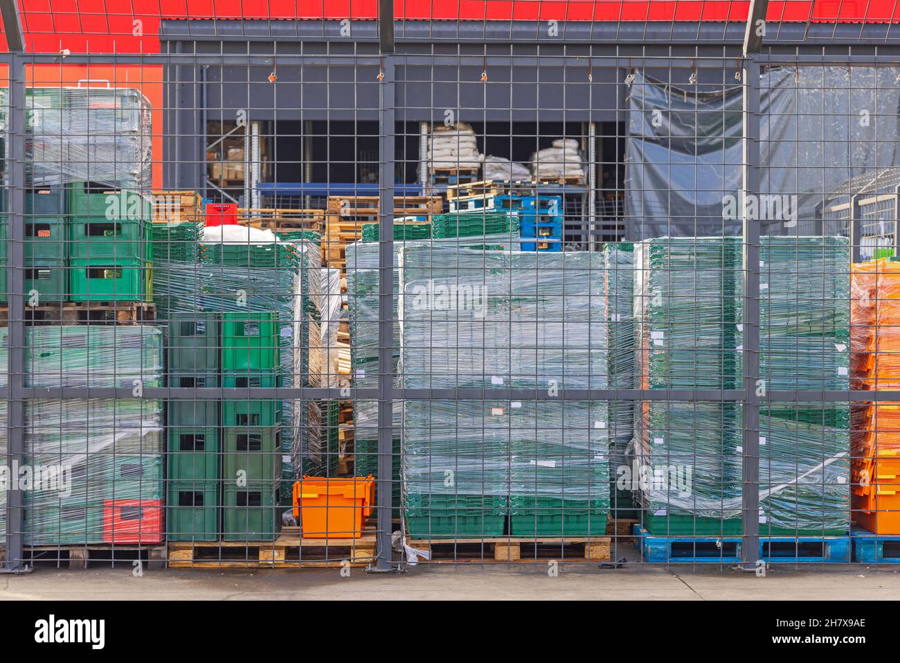 Empty crates hi-res stock photography and images - Alamy