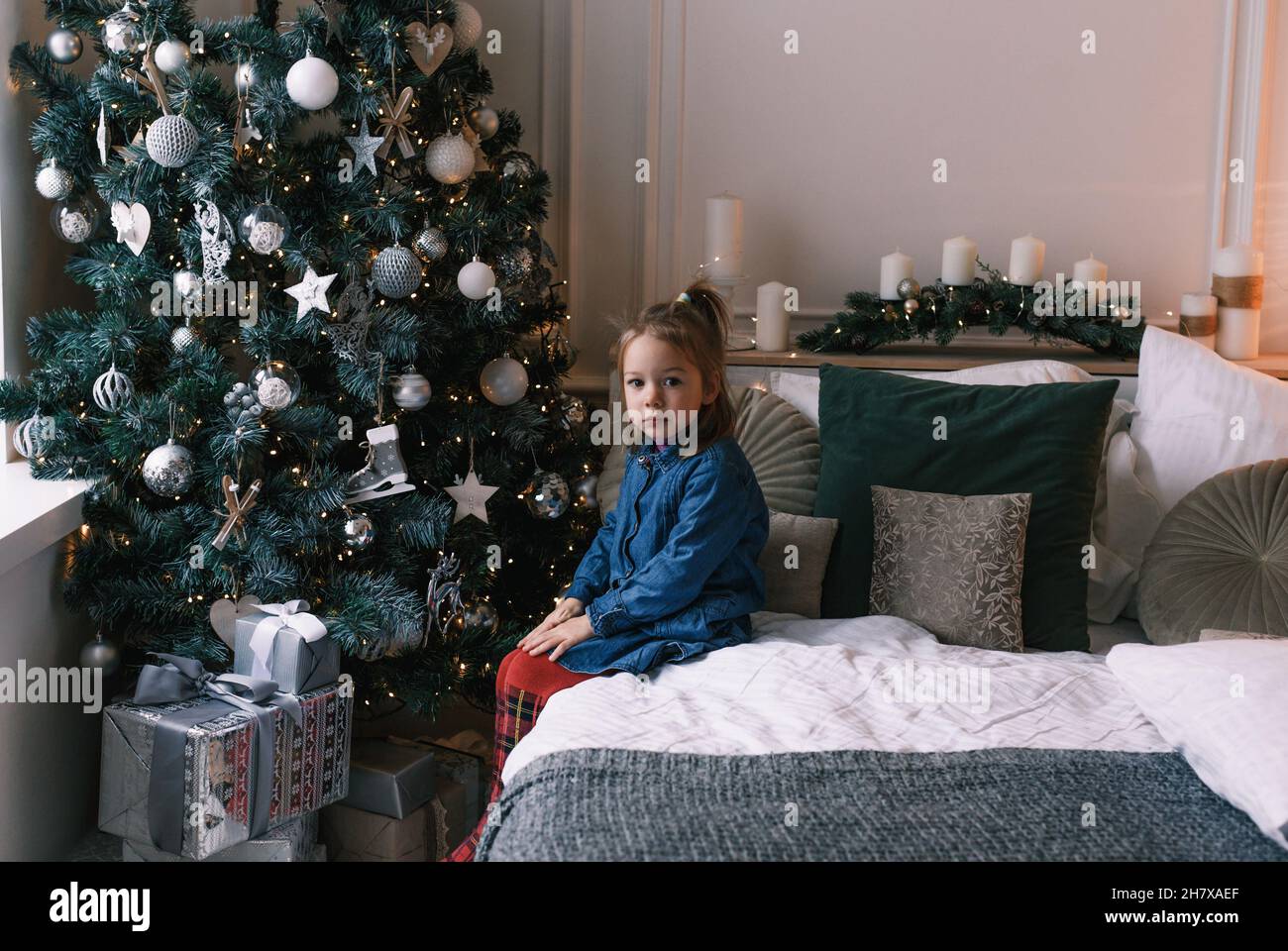 Child crying christmas tree hi-res stock photography and images - Alamy