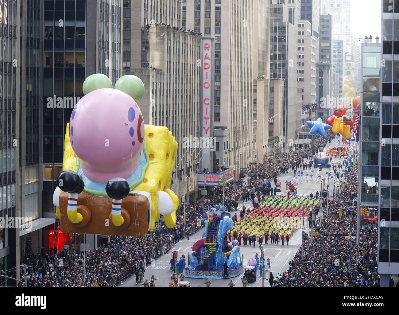 New York, USA. 25th Nov, 2021. Balloons moves down the parade route at ...