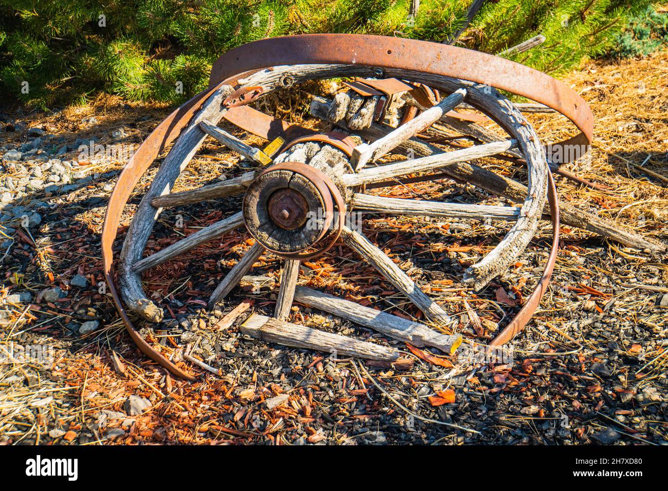 broken antique wooden wheel Stock Photo - Alamy