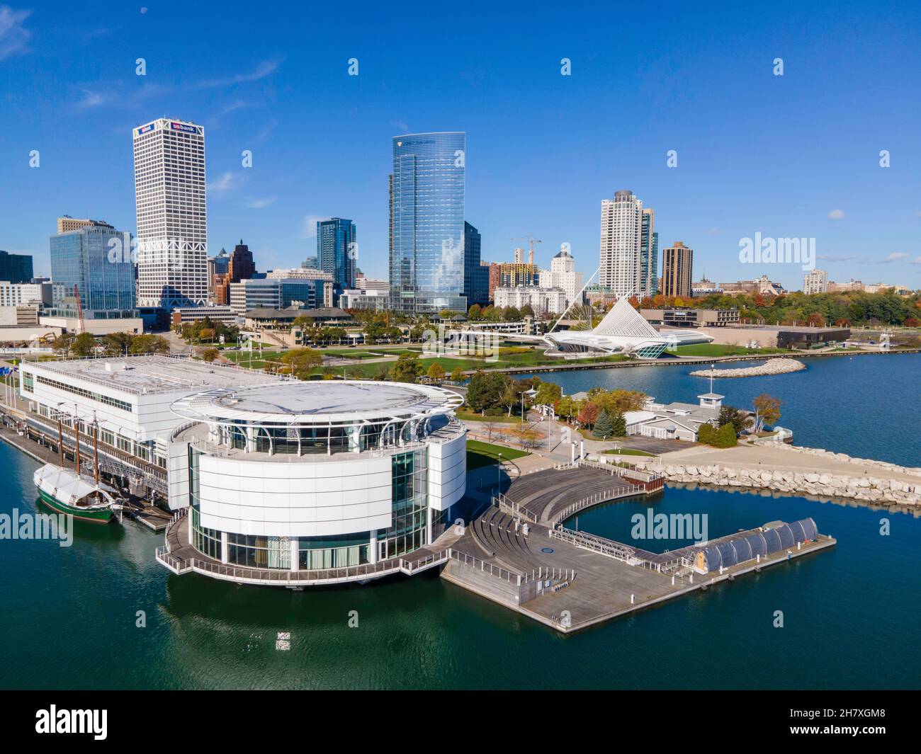 Milwaukee lakeshore park bridge hi-res stock photography and images - Alamy