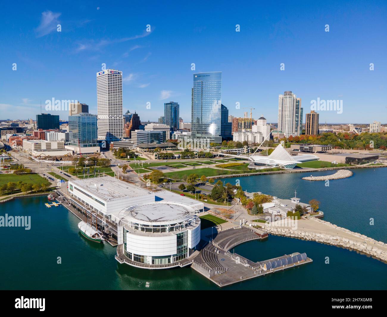 Milwaukee lakeshore park bridge hi-res stock photography and images - Alamy