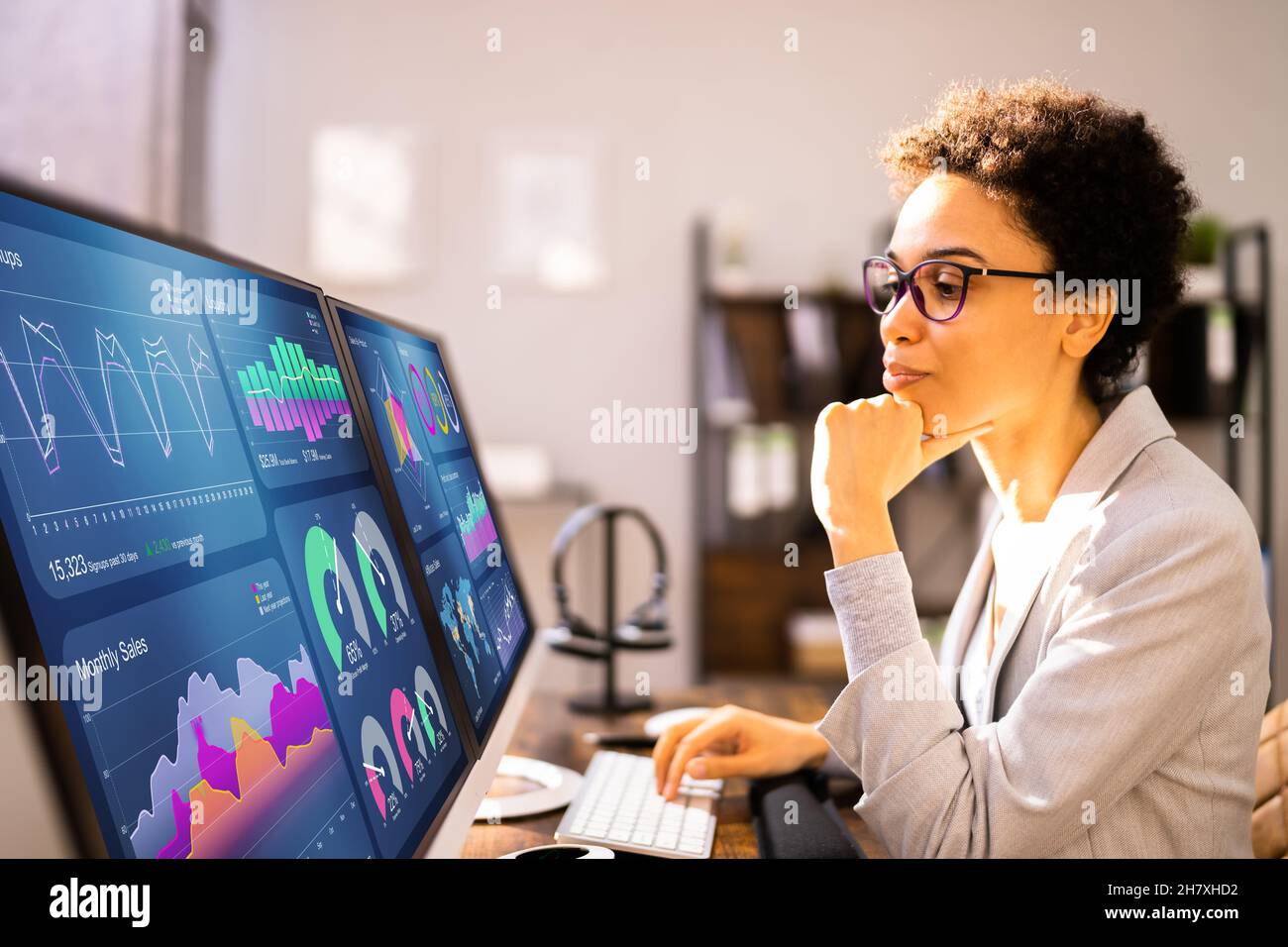 Black female computer data tech hi-res stock photography and images - Alamy
