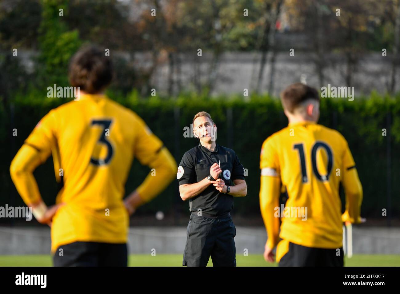 Match referee james bell hi-res stock photography and images - Alamy