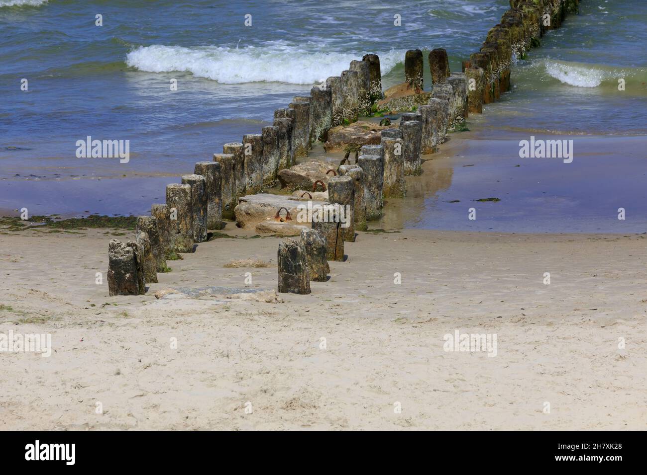 For better protection the wooden breakwaters were built in two rows ...