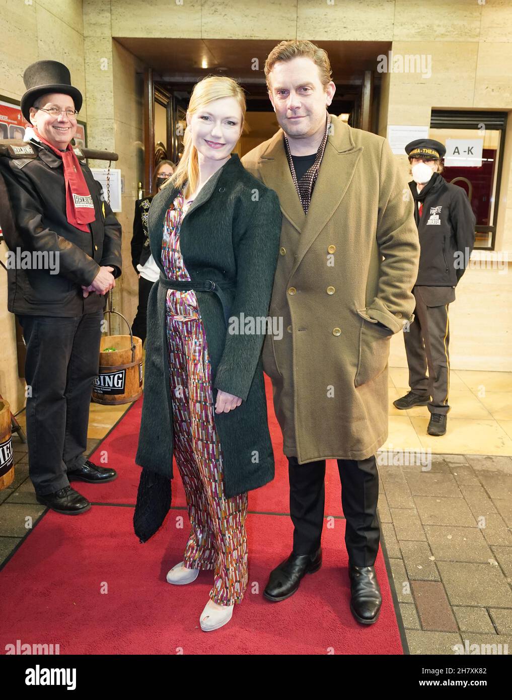 Hamburg, Germany. 25th Nov, 2021. Actress Johanna Christine Gehlen and ...