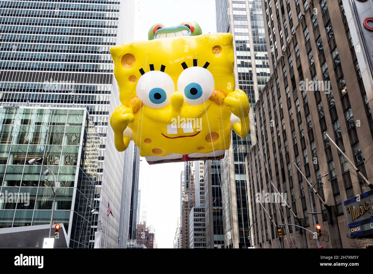 New York, USA. 25th Nov, 2021. The Spongebob Squarepants & Gary balloon ...