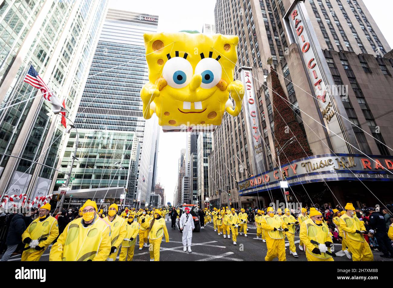 New York, USA. 25th Nov, 2021. The Spongebob Squarepants & Gary balloon ...