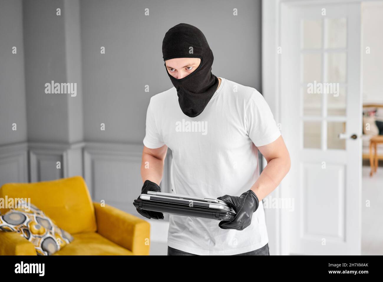 Person stealing house fraud hi-res stock photography and images - Alamy