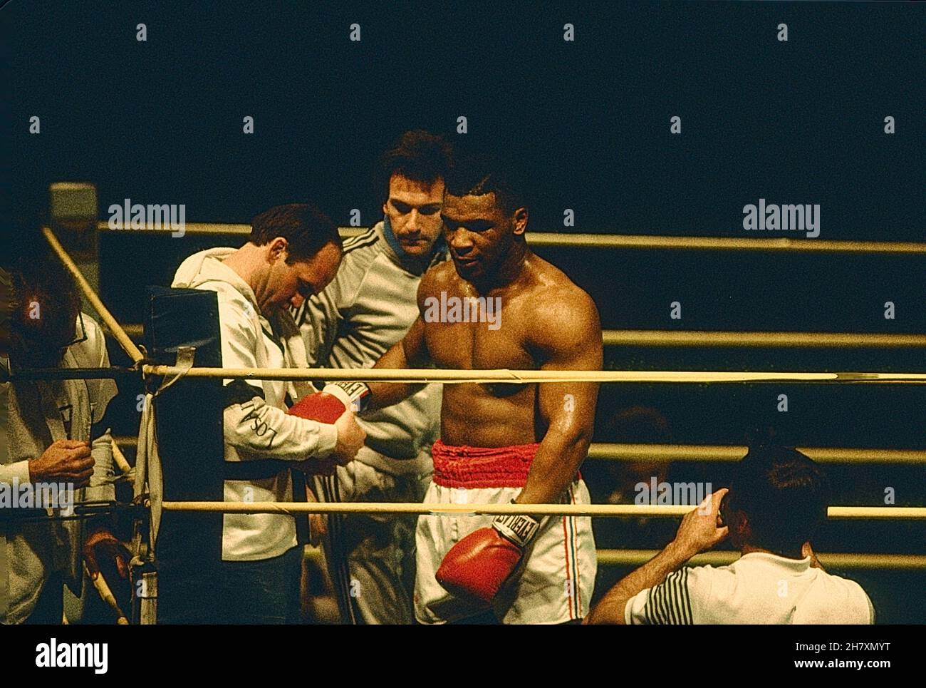 Mike tyson 1986 hi-res stock photography and images - Alamy