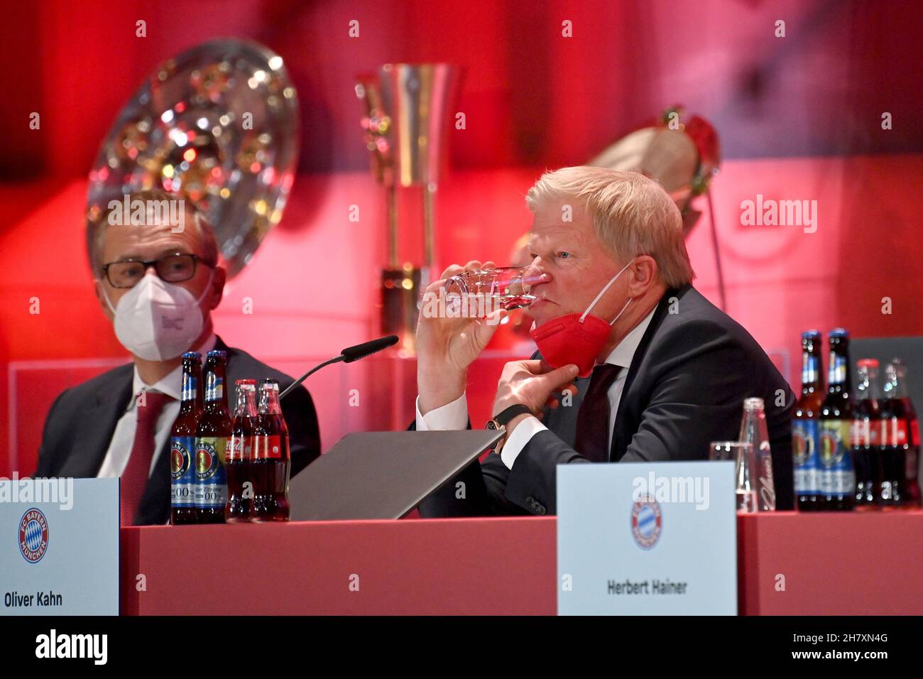 Oliver KAHN (Chief Executive Officer FCB). left: Jan Christian DREESEN ...