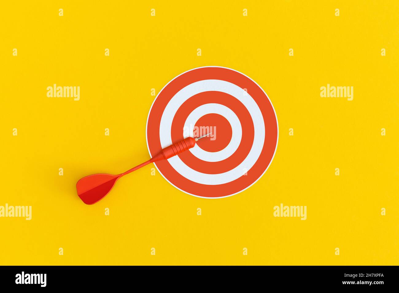 Red target with yellow arrow hi-res stock photography and images - Alamy