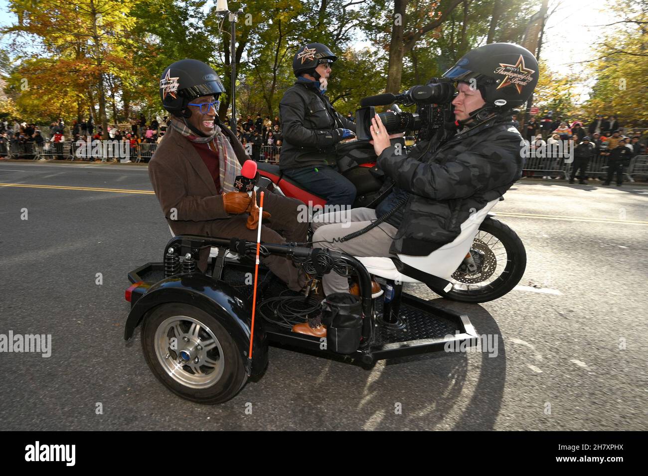 New York, USA. 25th Nov, 2021. TV presenter Al Roker rides in a ...