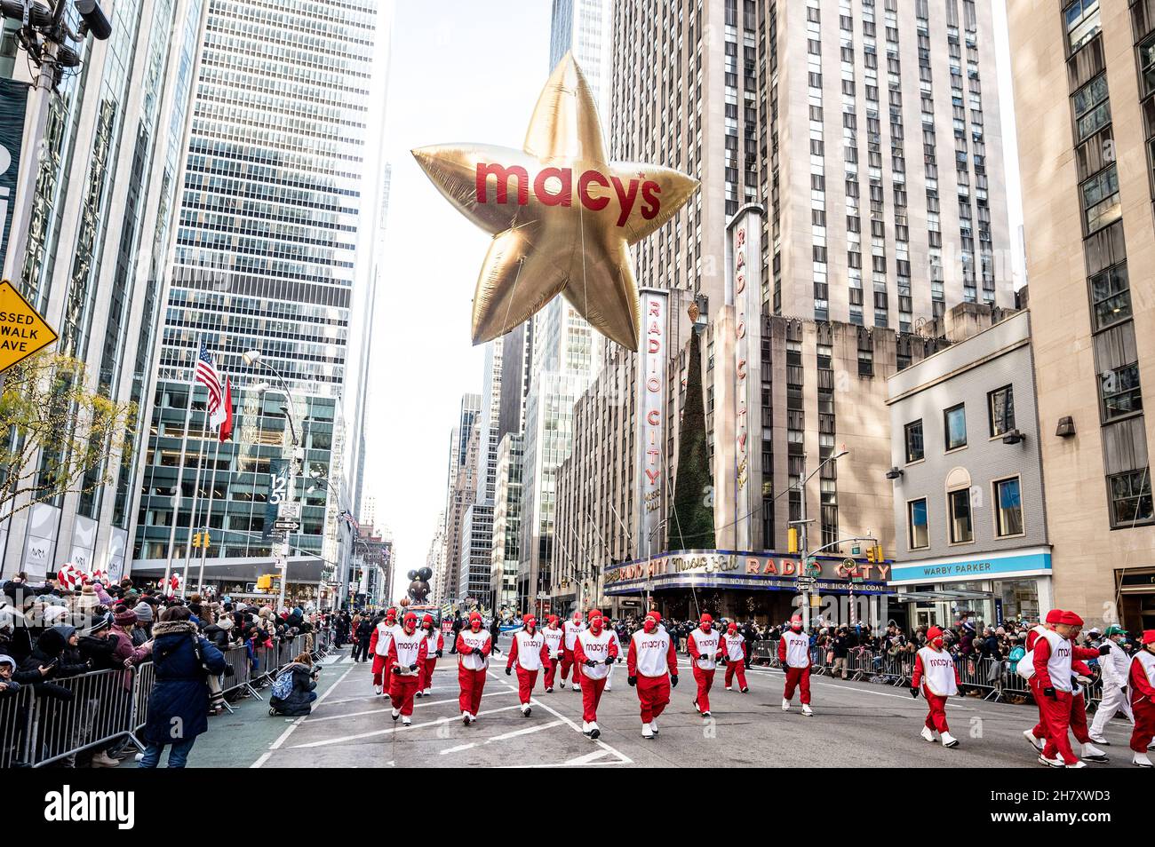 New York, USA. 25th Nov, 2021. Macy's Star balloon at the Macy's ...