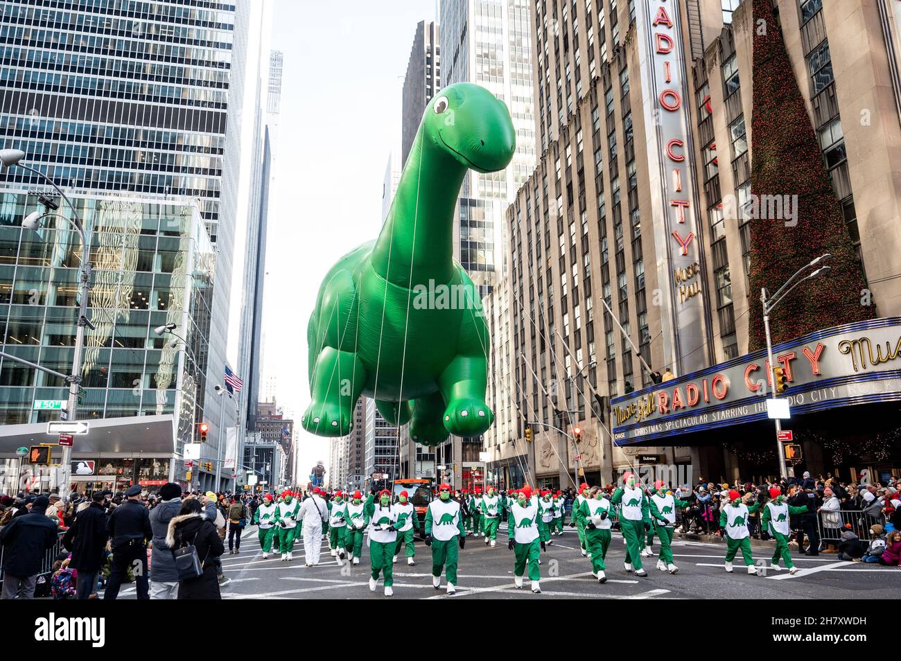 New York, USA. 25th Nov, 2021. The Sinclair Dino balloon at the Macy's ...