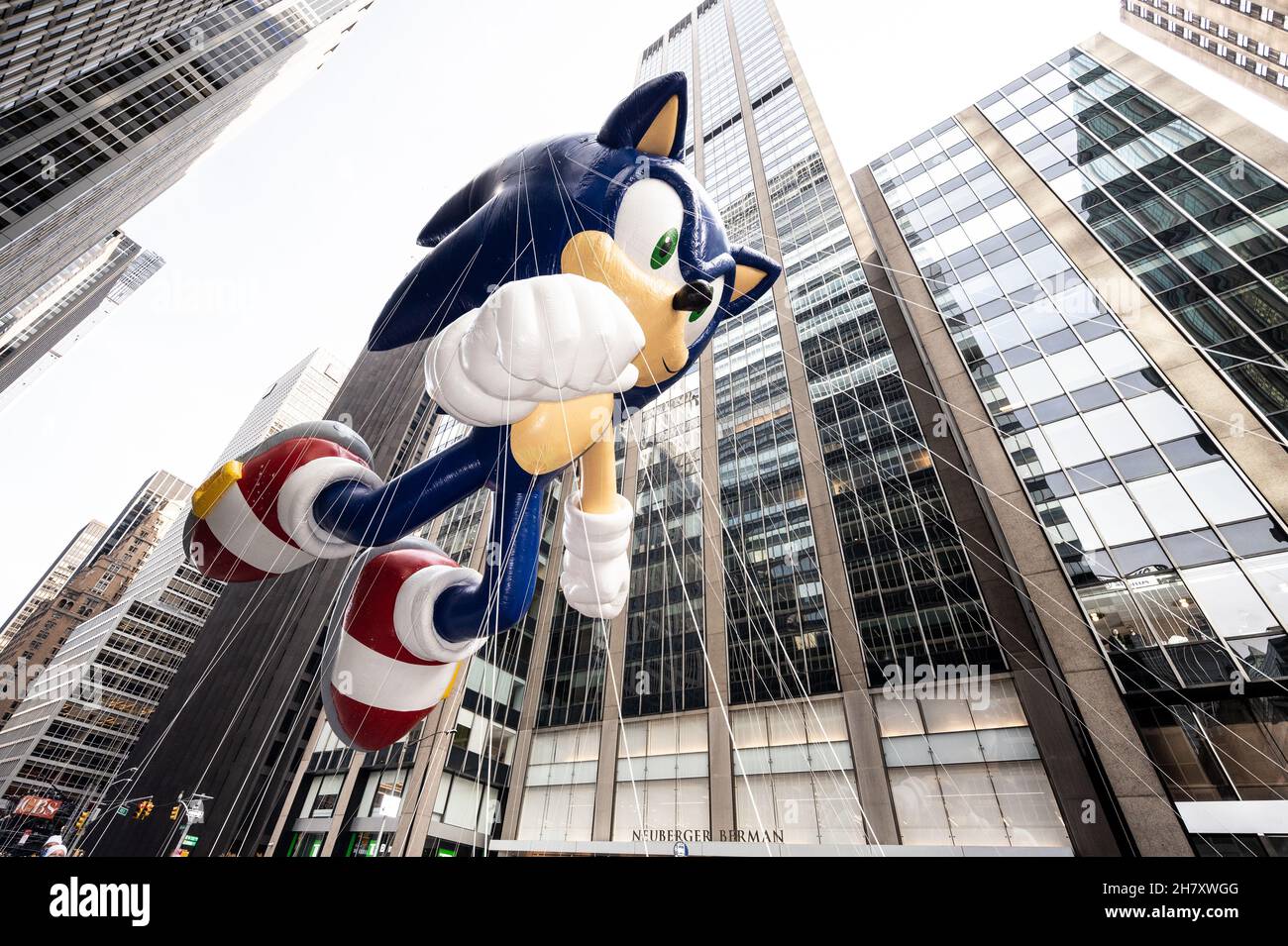 New York, USA. 25th Nov, 2021. The Sonic the Hedgehog balloon at the ...