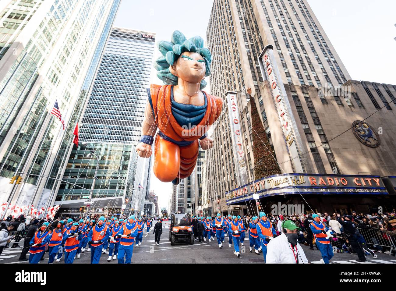 New York, USA. 25th Nov, 2021. The Goku balloon at the Macy's ...