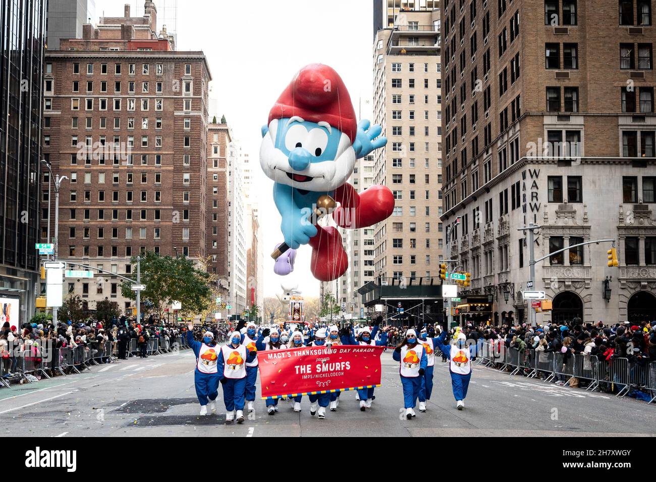 New York, USA. 25th Nov, 2021. The Smurfs balloon at the Macy's ...