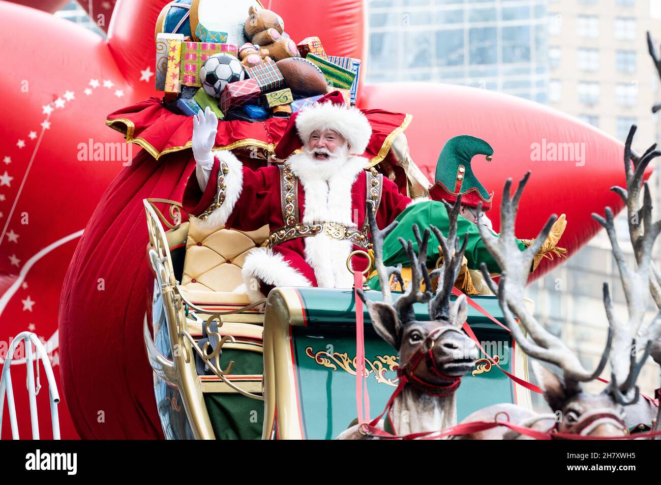 Santa claus macys thanksgiving day hi-res stock photography and images ...