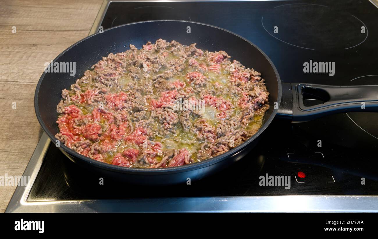 Raw meat in frying pan hi-res stock photography and images - Alamy