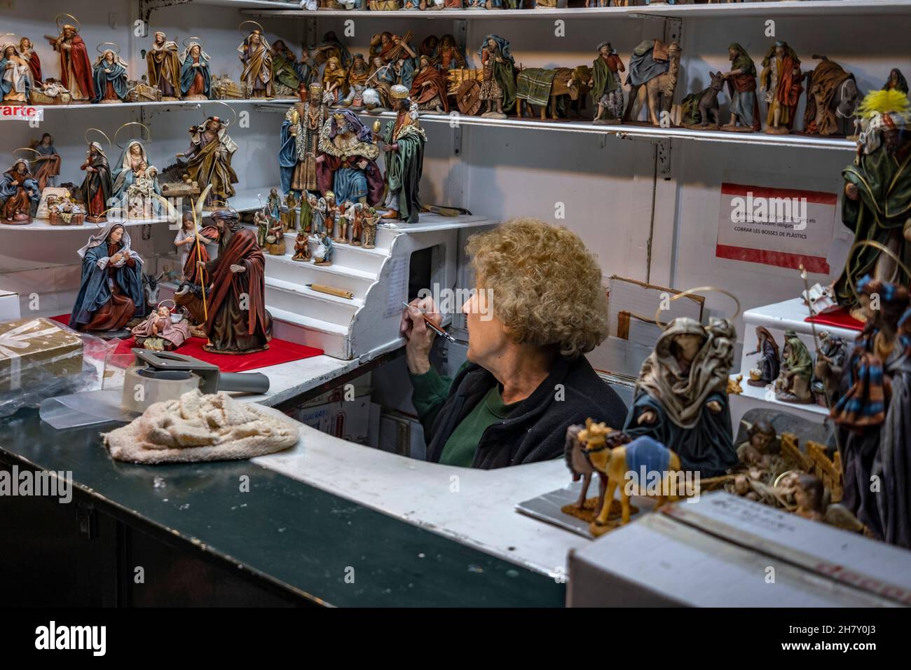 Barcelona, Spain. 25th Nov, 2021. A saleswoman of Christmas crafts is ...