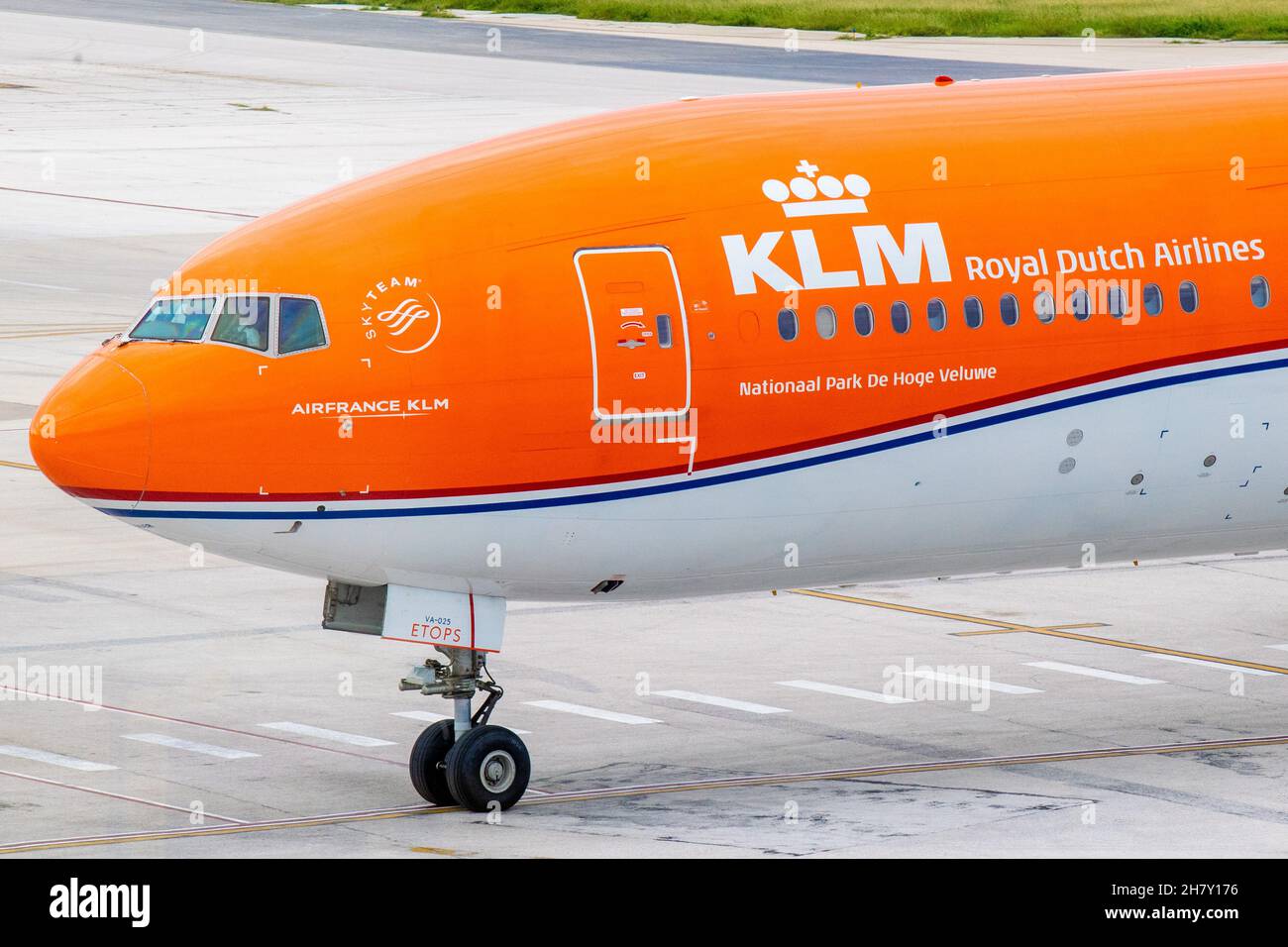 Princess Beatrix arrives at the airport of Curacao in the PH-BVA Orange ...