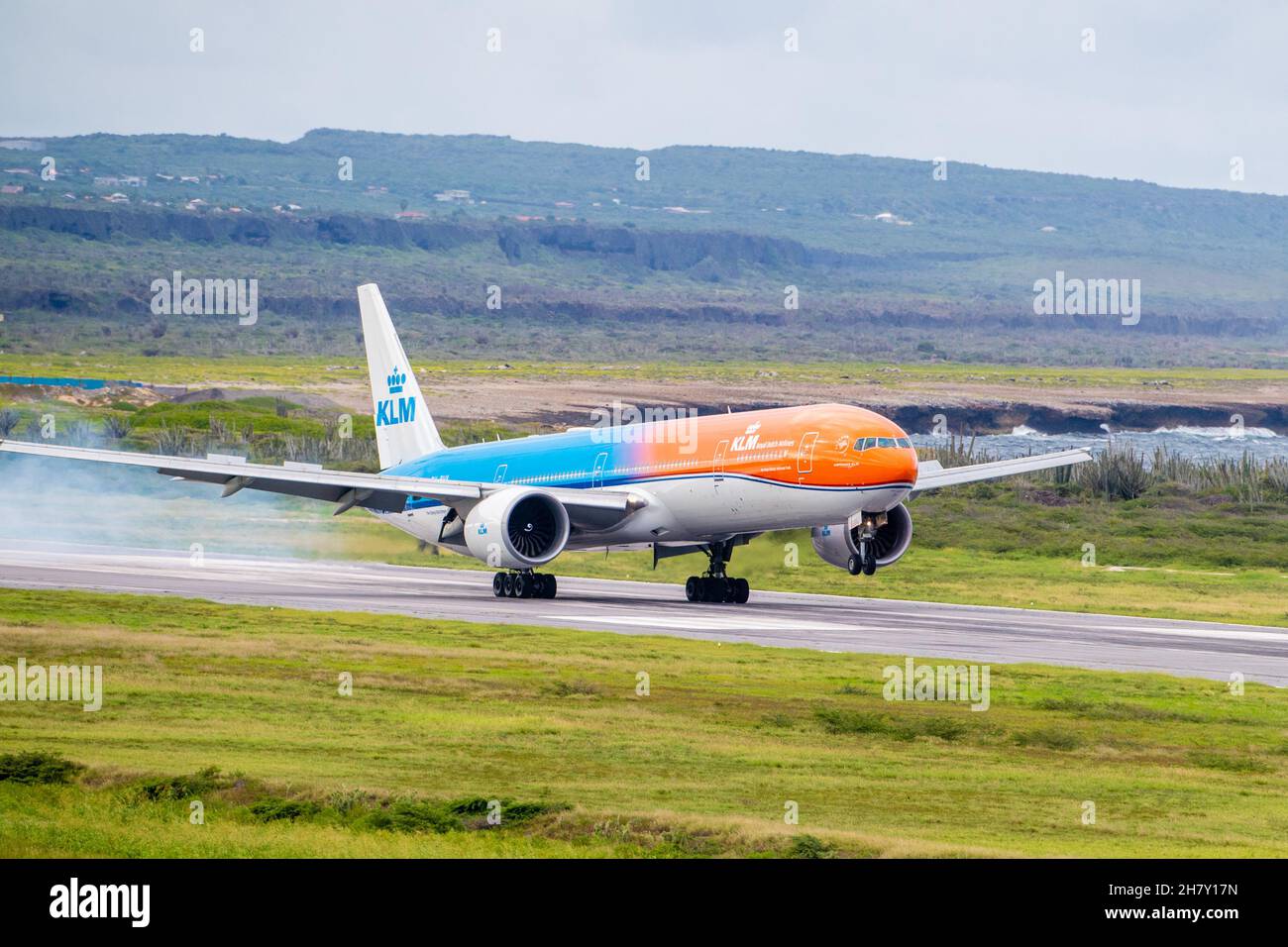 Princess Beatrix arrives at the airport of Curacao in the PH-BVA Orange ...