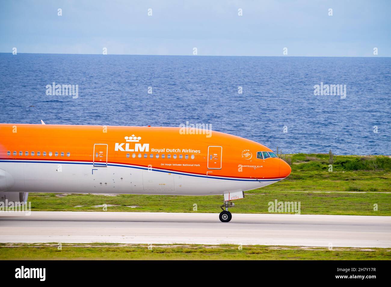 Princess Beatrix arrives at the airport of Curacao in the PH-BVA Orange ...