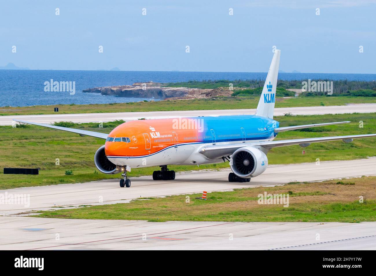 Princess Beatrix arrives at the airport of Curacao in the PH-BVA Orange ...