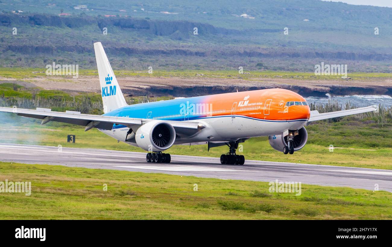 Princess Beatrix arrives at the airport of Curacao in the PH-BVA Orange ...