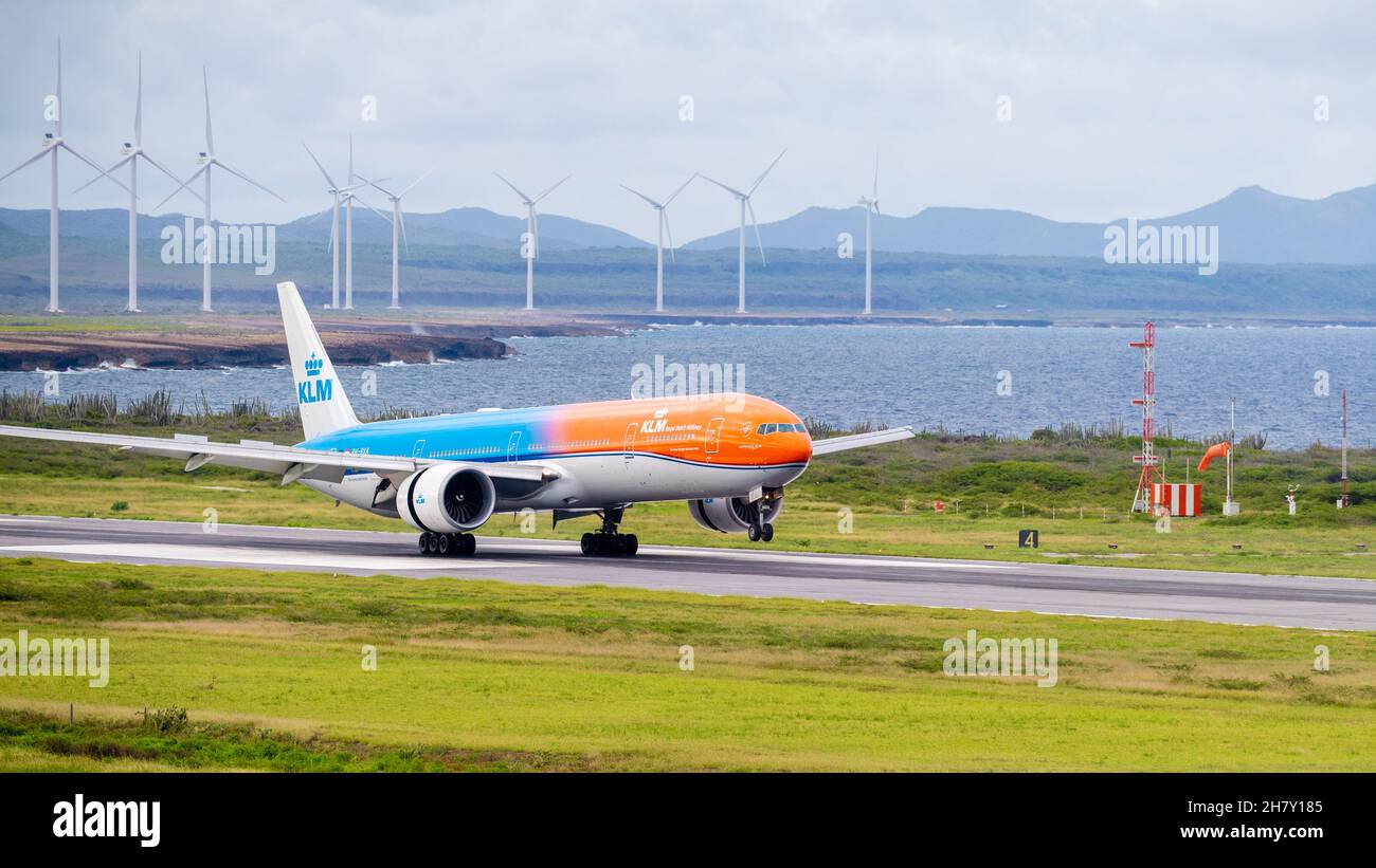 Princess Beatrix arrives at the airport of Curacao in the PH-BVA Orange ...