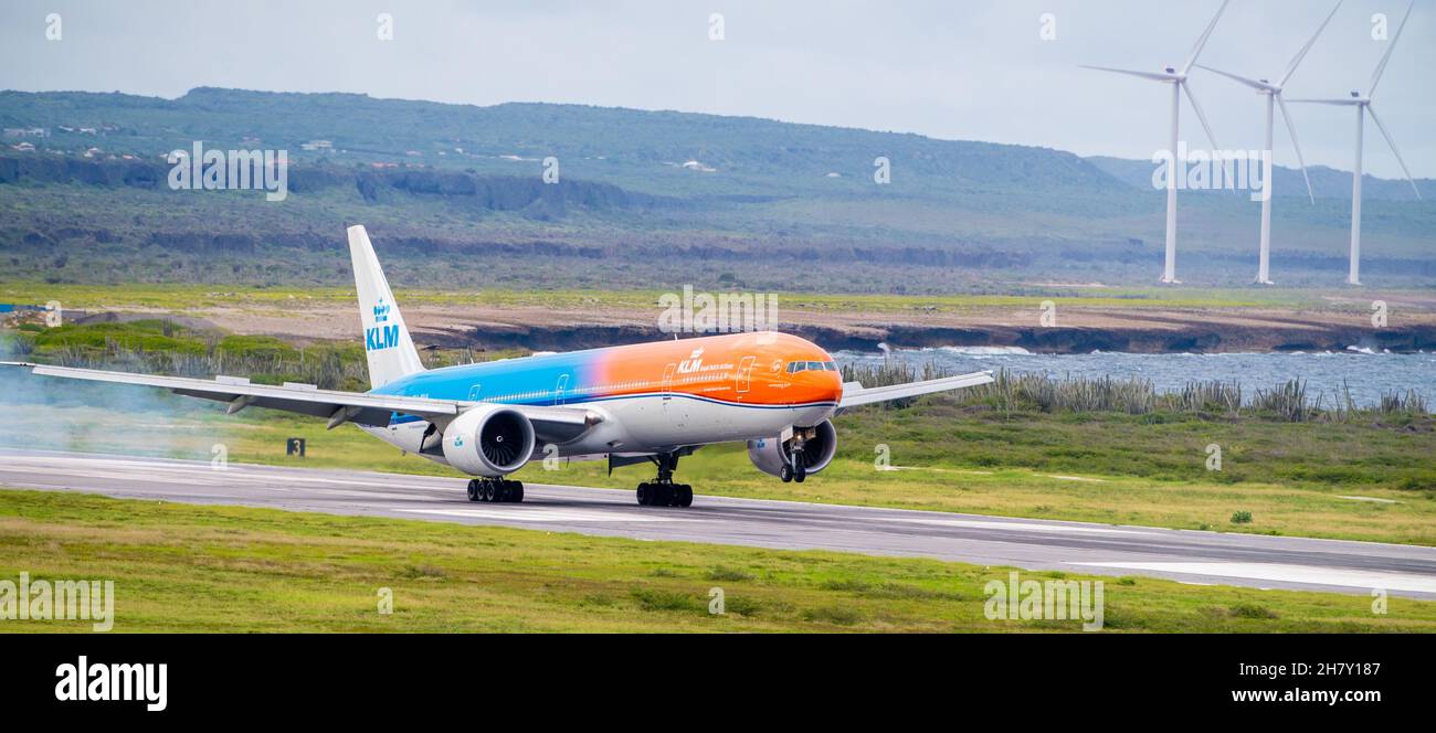 Princess Beatrix arrives at the airport of Curacao in the PH-BVA Orange ...