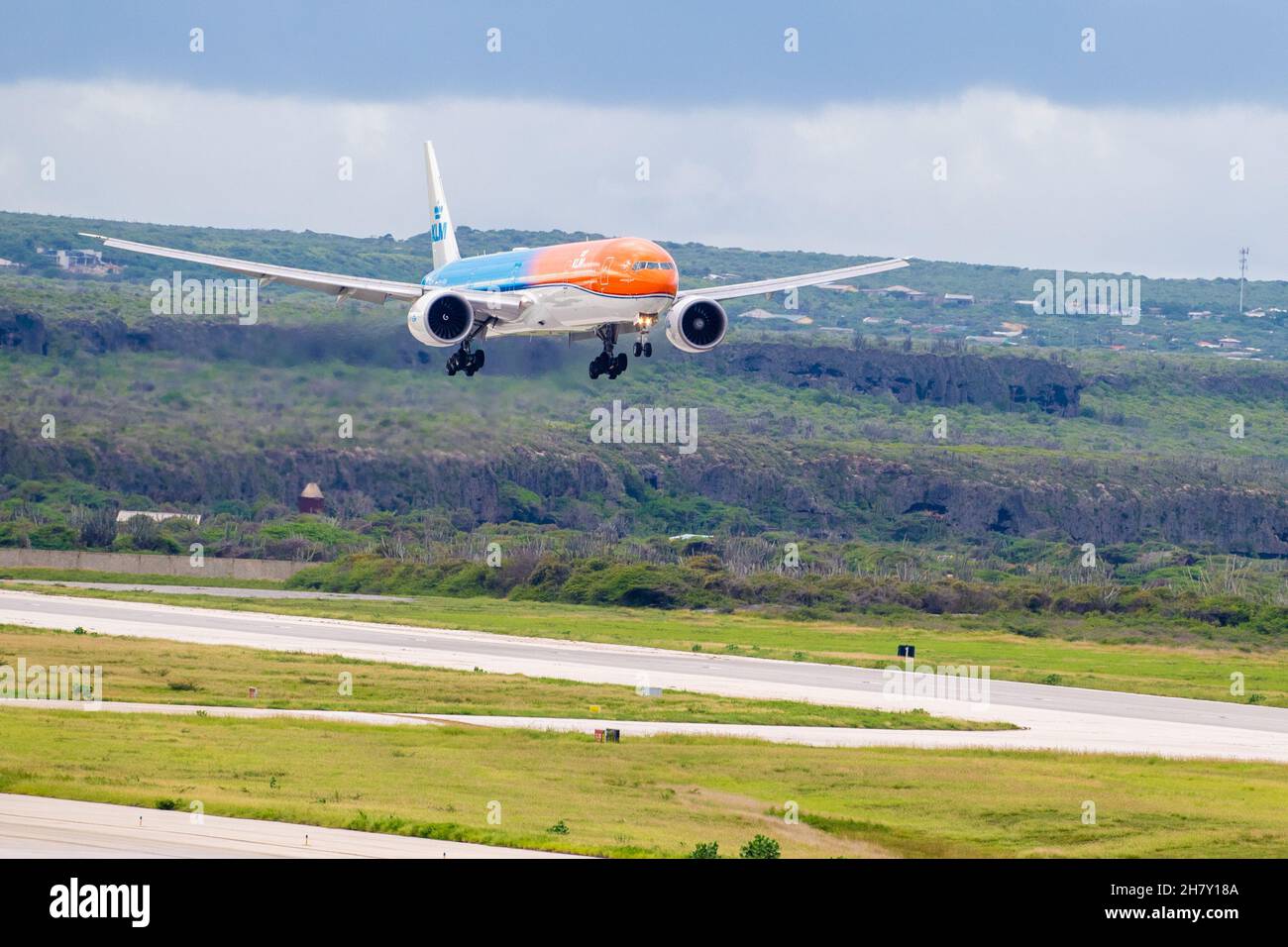 Princess Beatrix arrives at the airport of Curacao in the PH-BVA Orange ...
