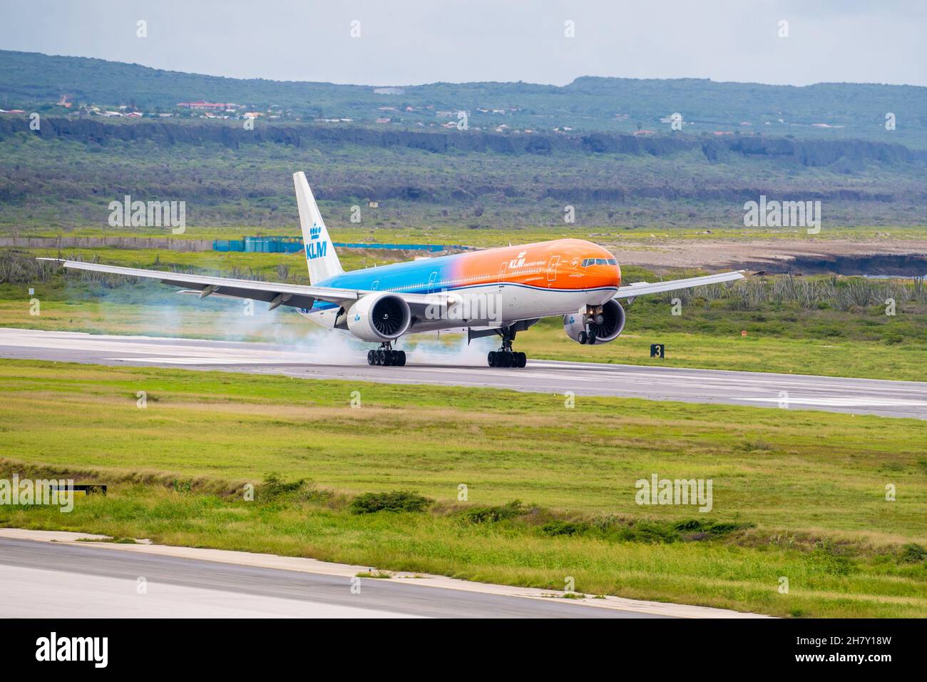 Princess Beatrix arrives at the airport of Curacao in the PH-BVA Orange ...