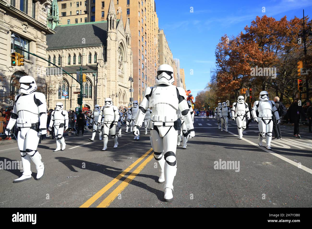 Imperial Stormtroopers march down Central Park West in the 95th Macy's ...