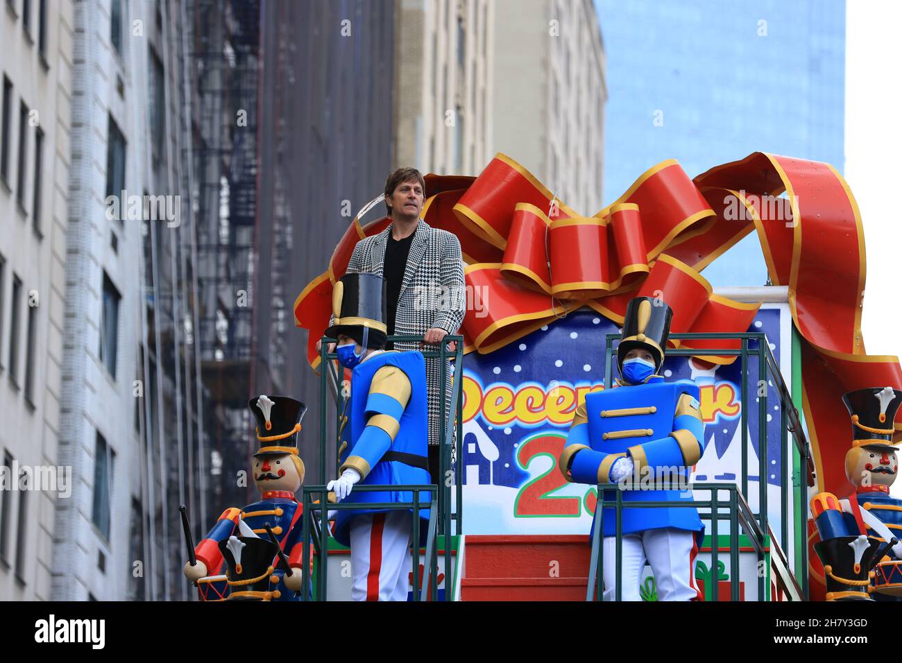 Singer/songwriter Rob Thomas rides on the Heartwarming Holiday ...