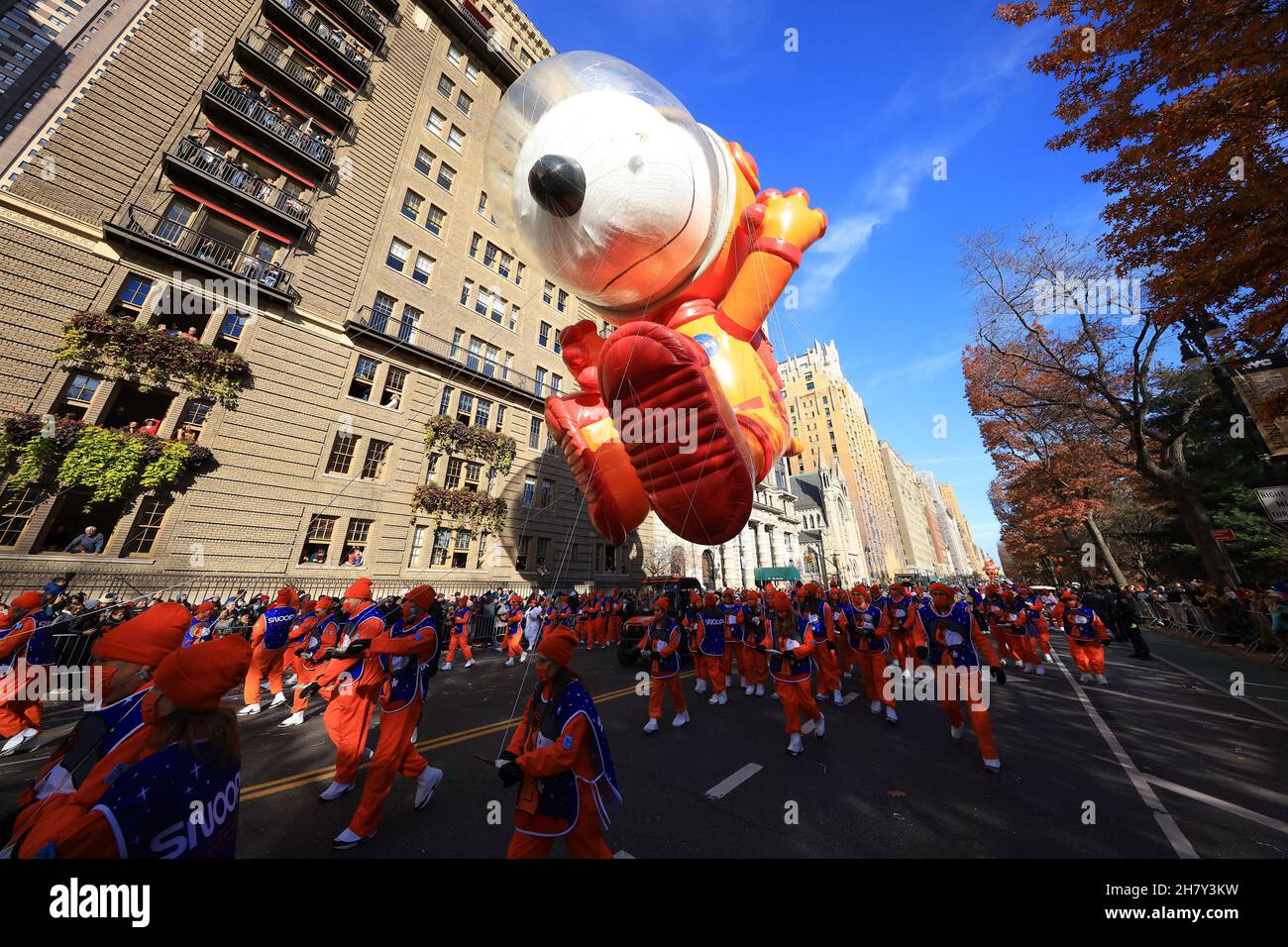 New York, N.Y/USA – 25th Nov. 2021: Decked out in astronaut gear ... New York, N.Y/USA – 25th Nov. 2021: Decked out in astronaut gear ...